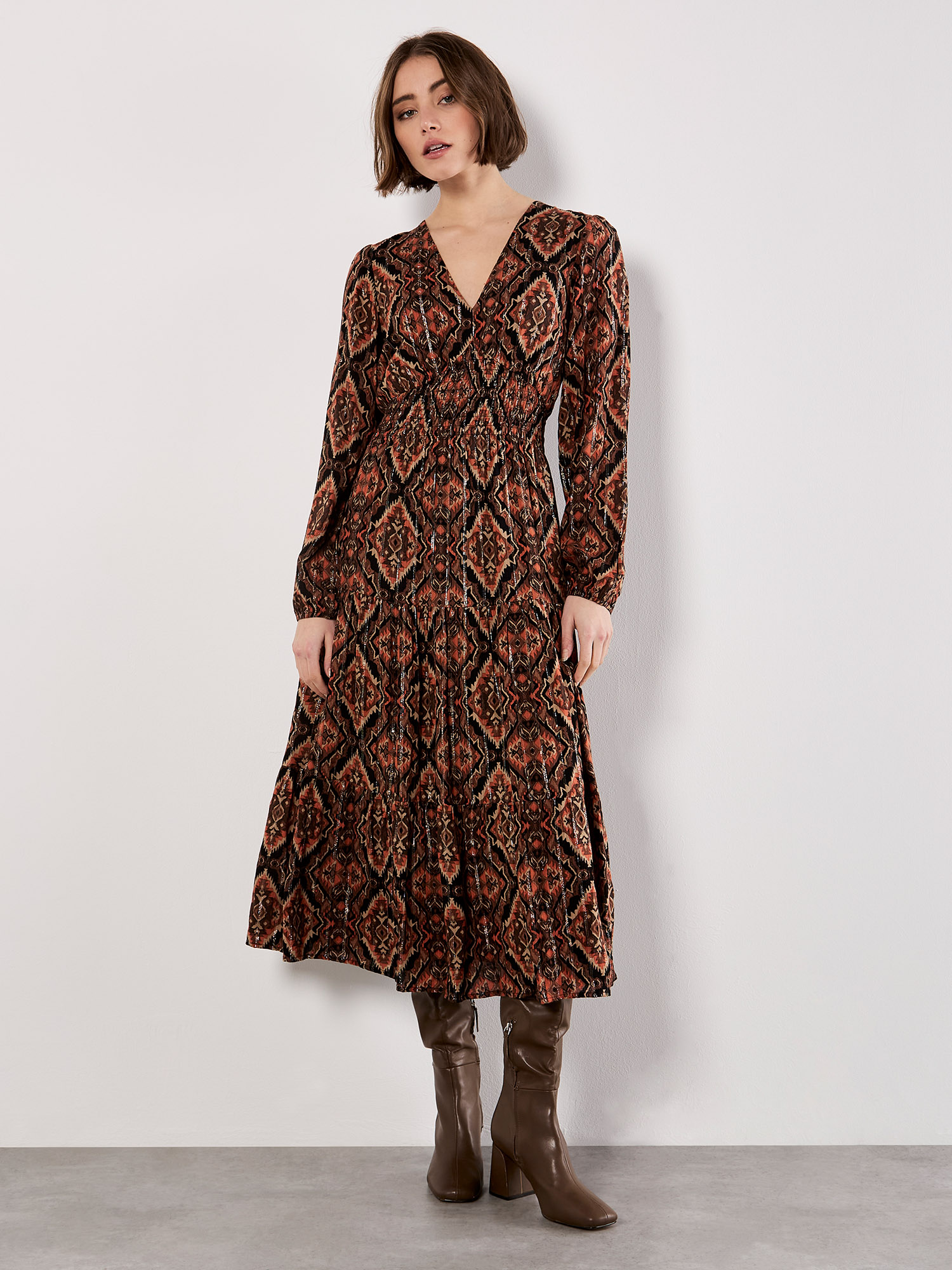 Smok-Kleid mit abgestufter Taille | Apricot Clothing